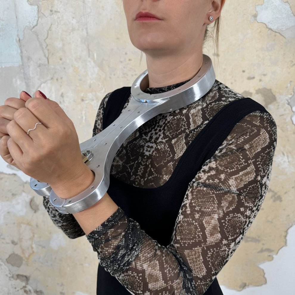 Premium lockable shrew's fiddle out of solid aluminium – selfbondage-shop