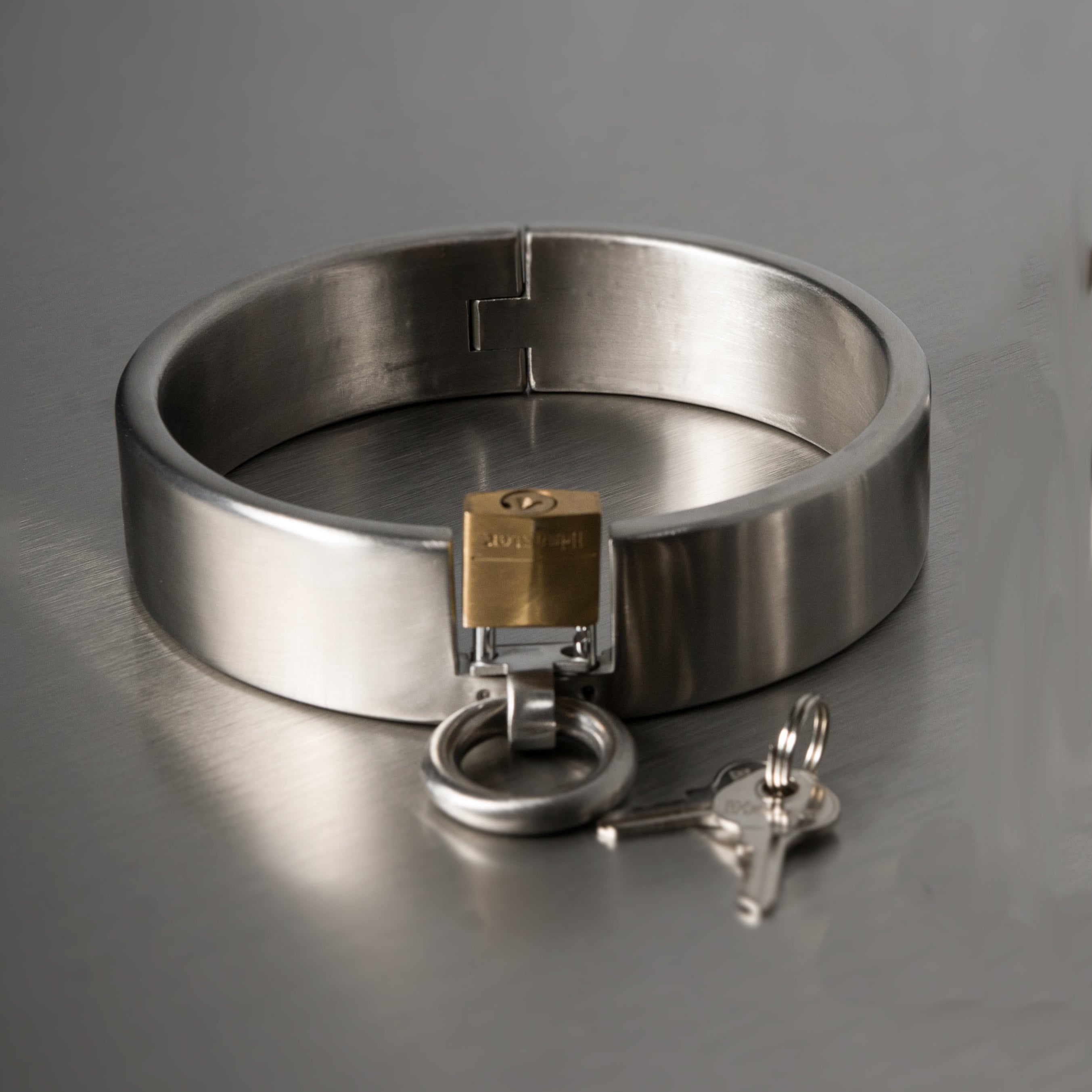 Massive brushed stainless steel bdsm collar with padlock – selfbondage-shop